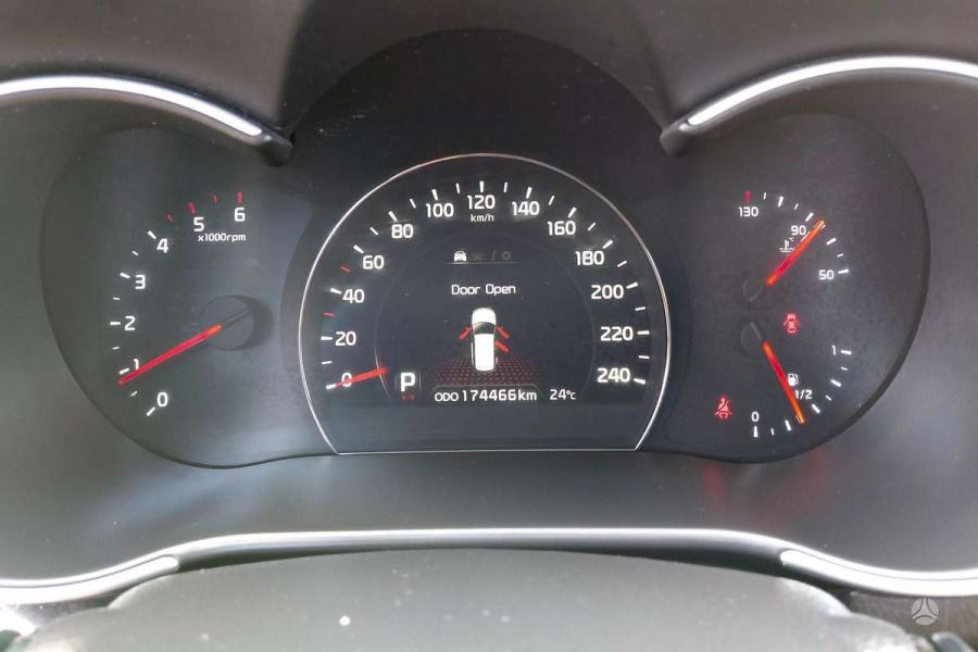Black Kia Sorento 2013 in Vilkaviskis, with an engine capacity of 2.20 L and mileage of 176 thousand km for 9800 €, photo 31 on AUTOMOTO.COM.LV