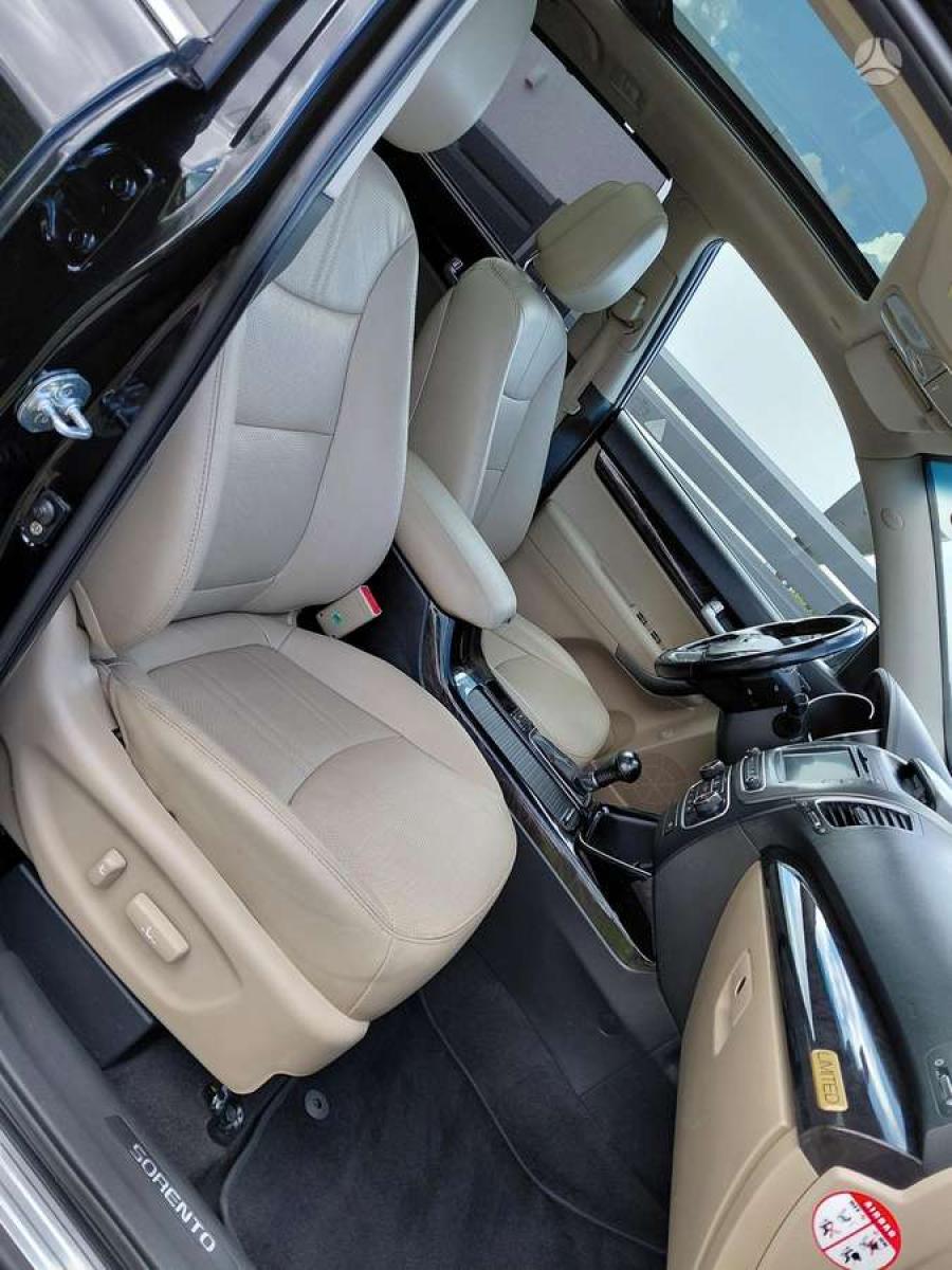 Black Kia Sorento 2013 in Vilkaviskis, with an engine capacity of 2.20 L and mileage of 176 thousand km for 9800 €, photo 36 on AUTOMOTO.COM.LV
