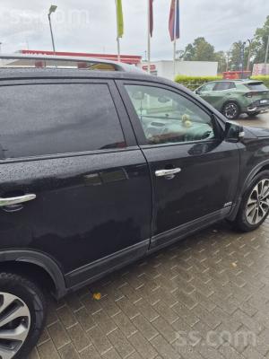 Black Kia Sorento 2013 in Jelgava, with an engine capacity of 2.20 L and mileage of 255 thousand km for 10500 €, photo 6 on AUTOMOTO.COM.LV