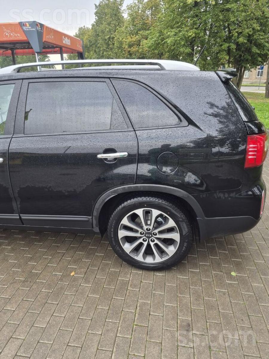 Black Kia Sorento 2013 in Jelgava, with an engine capacity of 2.20 L and mileage of 255 thousand km for 10500 €, photo 9 on AUTOMOTO.COM.LV