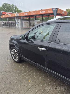 Black Kia Sorento 2013 in Jelgava, with an engine capacity of 2.20 L and mileage of 255 thousand km for 10500 €, photo 10 on AUTOMOTO.COM.LV