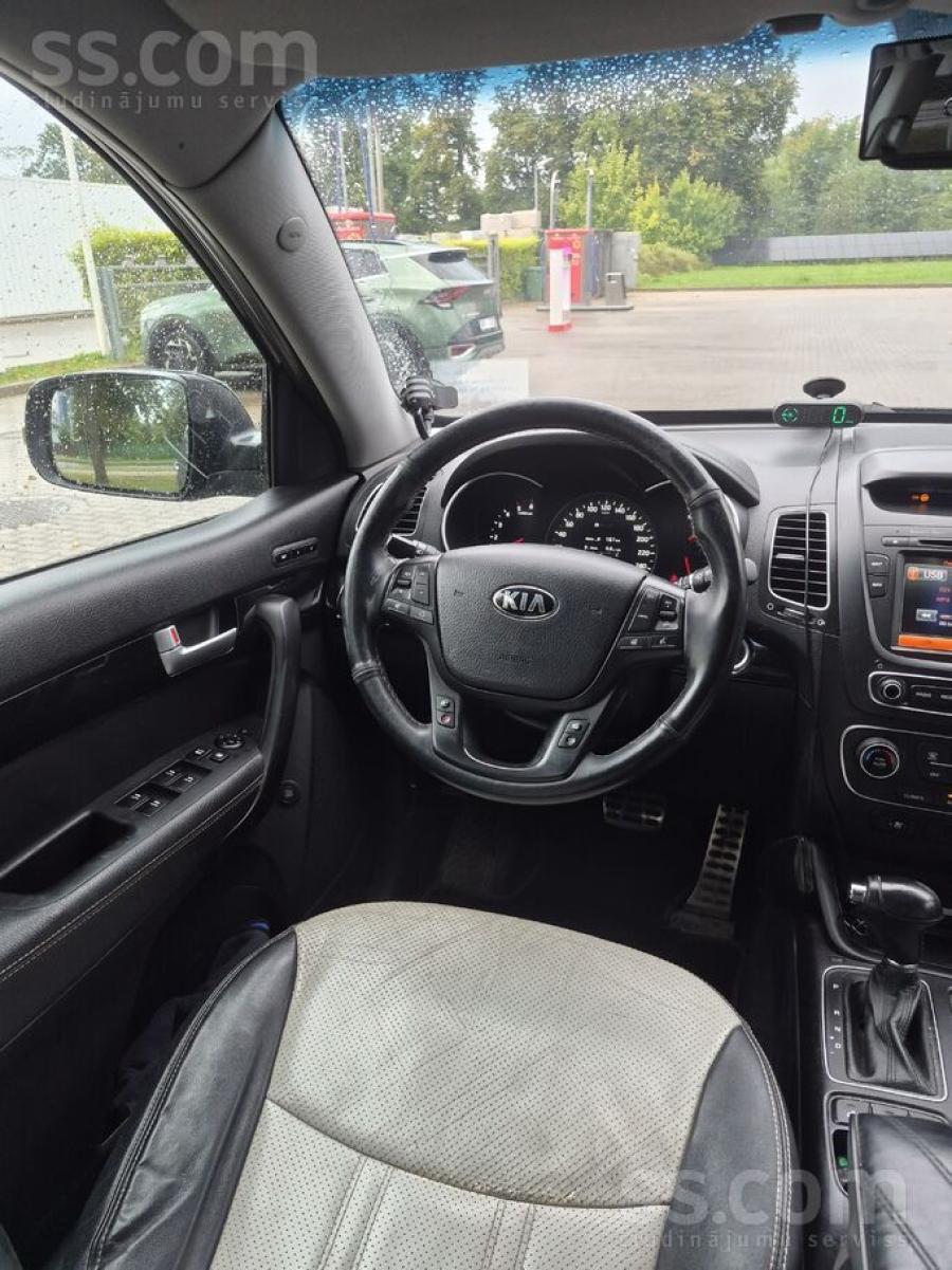 Black Kia Sorento 2013 in Jelgava, with an engine capacity of 2.20 L and mileage of 255 thousand km for 10500 €, photo 12 on AUTOMOTO.COM.LV