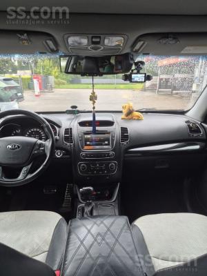 Black Kia Sorento 2013 in Jelgava, with an engine capacity of 2.20 L and mileage of 255 thousand km for 10500 €, photo 13 on AUTOMOTO.COM.LV