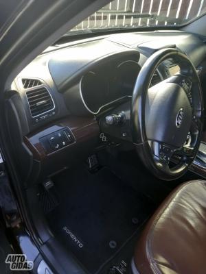 Melns Kia Sorento 2013 Panevēža, ar dzinēja tilpumu 2.20 L un nobraukumu 268 tūkst. km par 8350 €, foto 12 vietnē AUTOMOTO.COM.LV