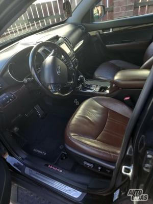 Melns Kia Sorento 2013 Panevēža, ar dzinēja tilpumu 2.20 L un nobraukumu 268 tūkst. km par 8350 €, foto 13 vietnē AUTOMOTO.COM.LV
