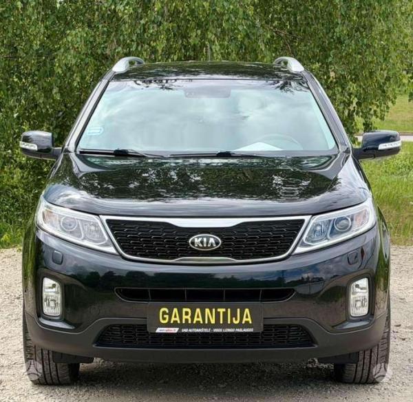 Black Kia Sorento 2014 in Siauliai, with an engine capacity of 2.20 L and mileage of 196 thousand km for 13450 €, photo 5 on AUTOMOTO.COM.LV