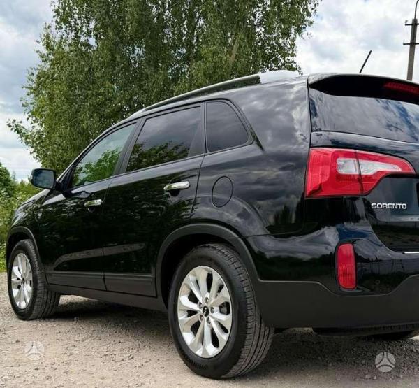 Black Kia Sorento 2014 in Siauliai, with an engine capacity of 2.20 L and mileage of 196 thousand km for 13450 €, photo 7 on AUTOMOTO.COM.LV