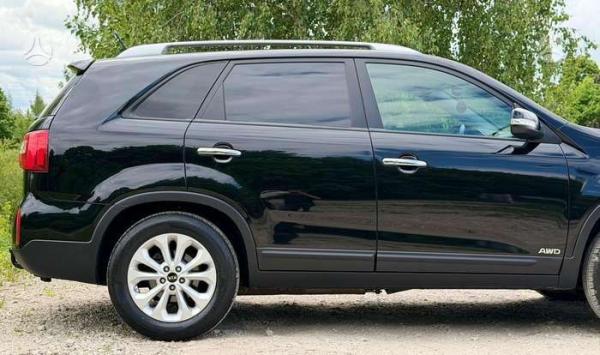 Black Kia Sorento 2014 in Siauliai, with an engine capacity of 2.20 L and mileage of 196 thousand km for 13450 €, photo 9 on AUTOMOTO.COM.LV