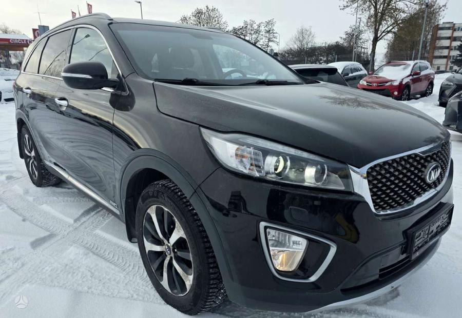 Black Kia Sorento 2015 in Marijampole, with an engine capacity of 2.20 L and mileage of 280 thousand km for 12450 €, photo 3 on AUTOMOTO.COM.LV