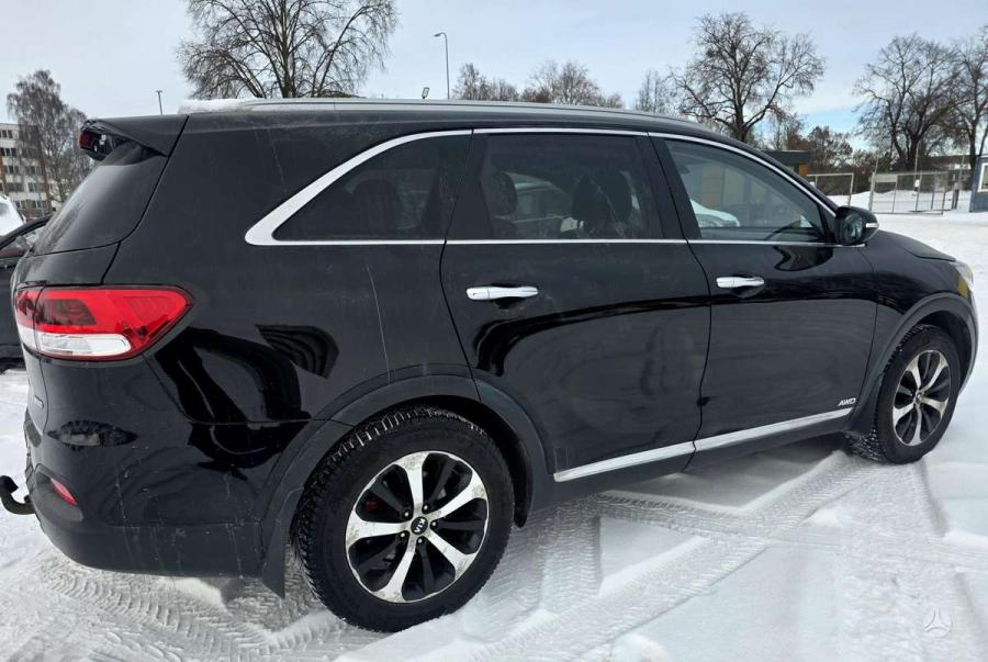 Black Kia Sorento 2015 in Marijampole, with an engine capacity of 2.20 L and mileage of 280 thousand km for 12450 €, photo 5 on AUTOMOTO.COM.LV