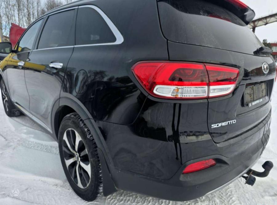 Black Kia Sorento 2015 in Marijampole, with an engine capacity of 2.20 L and mileage of 280 thousand km for 12450 €, photo 7 on AUTOMOTO.COM.LV