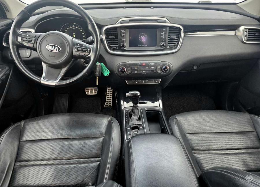 Black Kia Sorento 2015 in Marijampole, with an engine capacity of 2.20 L and mileage of 280 thousand km for 12450 €, photo 11 on AUTOMOTO.COM.LV
