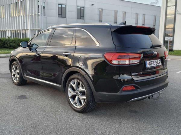 Black Kia Sorento 2015 in Vilnius, with an engine capacity of 2.20 L and mileage of 191 thousand km for 15900 €, photo 2 on AUTOMOTO.COM.LV