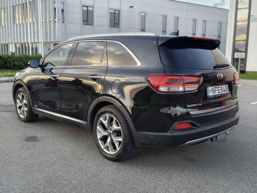 Black Kia Sorento 2015 in Vilnius, with an engine capacity of 2.20 L and mileage of 191 thousand km for 15900 €, photo 3 on AUTOMOTO.COM.LV