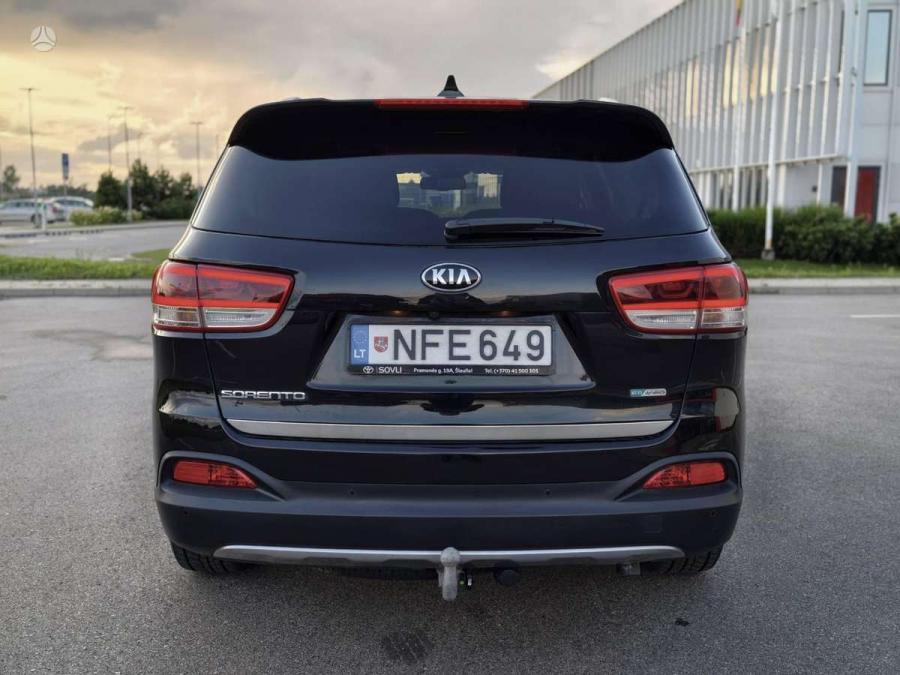 Black Kia Sorento 2015 in Vilnius, with an engine capacity of 2.20 L and mileage of 191 thousand km for 15900 €, photo 4 on AUTOMOTO.COM.LV