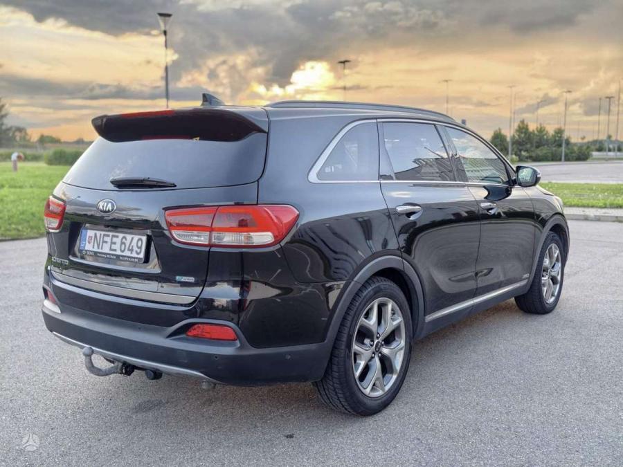 Black Kia Sorento 2015 in Vilnius, with an engine capacity of 2.20 L and mileage of 191 thousand km for 15900 €, photo 6 on AUTOMOTO.COM.LV