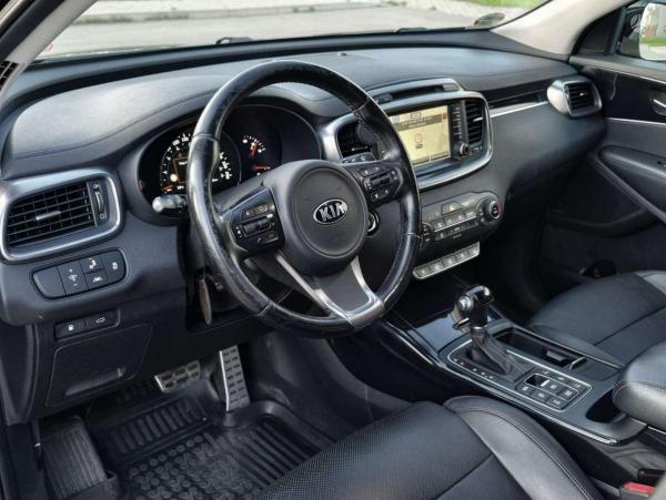 Black Kia Sorento 2015 in Vilnius, with an engine capacity of 2.20 L and mileage of 191 thousand km for 15900 €, photo 9 on AUTOMOTO.COM.LV