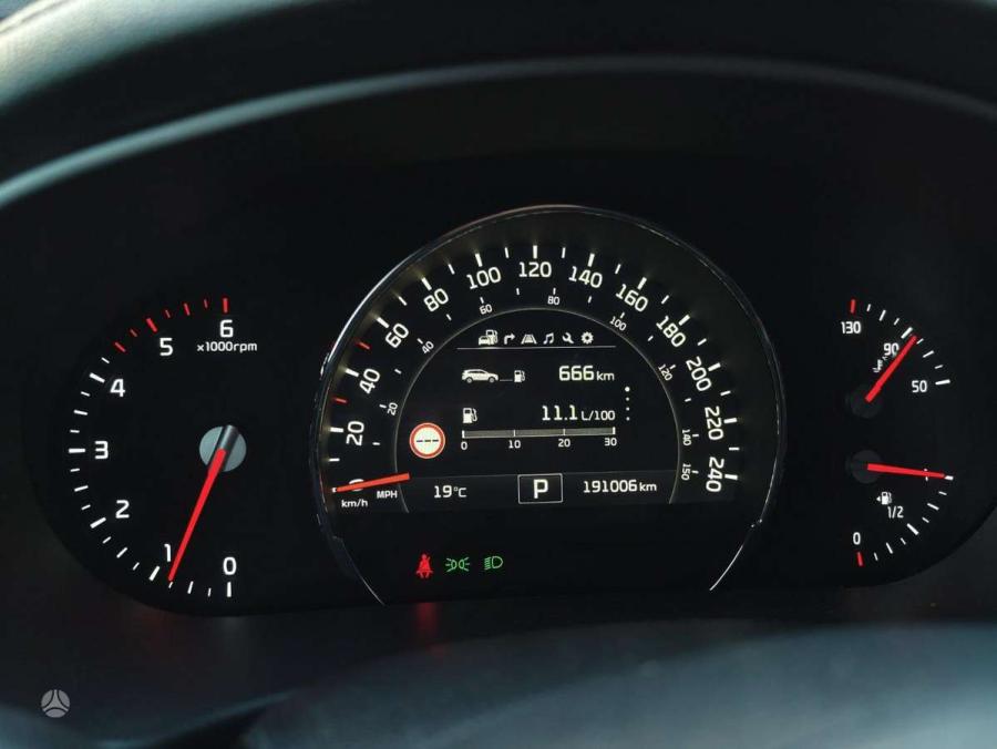 Black Kia Sorento 2015 in Vilnius, with an engine capacity of 2.20 L and mileage of 191 thousand km for 15900 €, photo 12 on AUTOMOTO.COM.LV