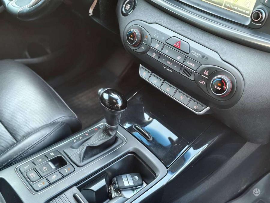 Black Kia Sorento 2015 in Vilnius, with an engine capacity of 2.20 L and mileage of 191 thousand km for 15900 €, photo 14 on AUTOMOTO.COM.LV