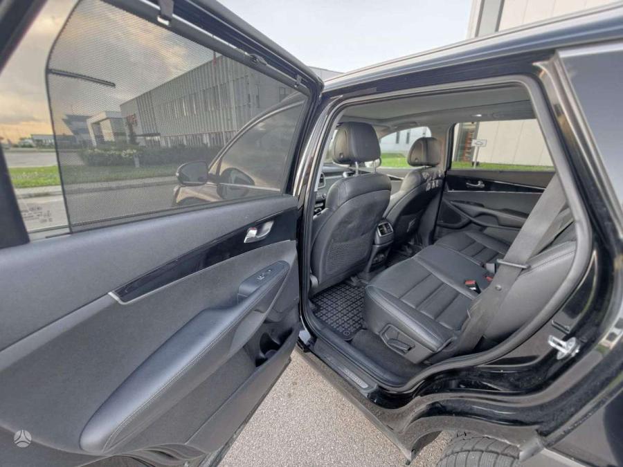 Black Kia Sorento 2015 in Vilnius, with an engine capacity of 2.20 L and mileage of 191 thousand km for 15900 €, photo 16 on AUTOMOTO.COM.LV