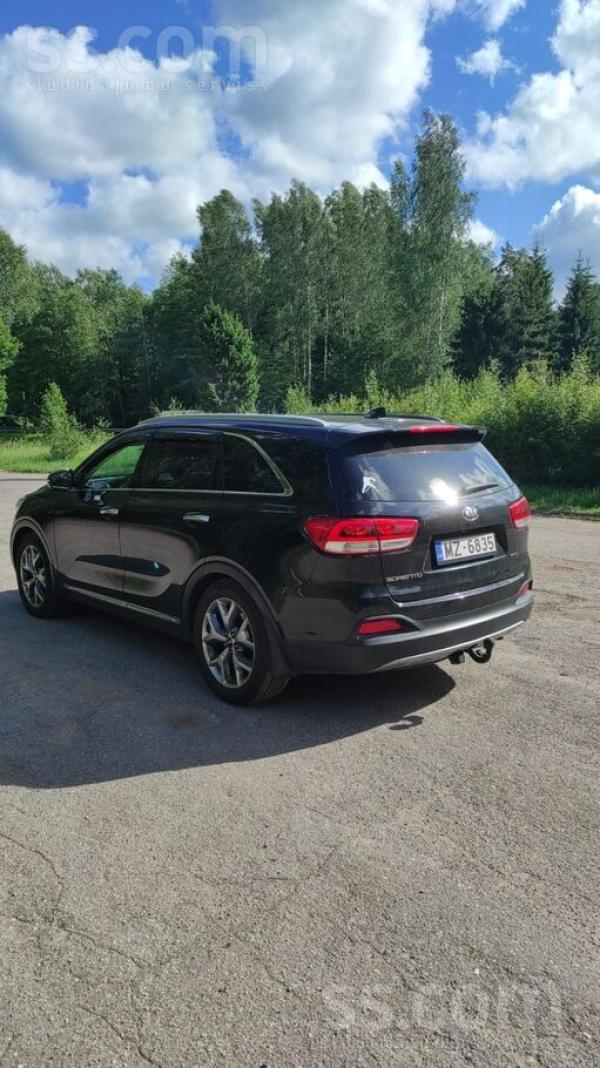 Black Kia Sorento 2015 in Daugavpils, with an engine capacity of 2.20 L and mileage of 300 thousand km for 11800 €, photo 2 on AUTOMOTO.COM.LV
