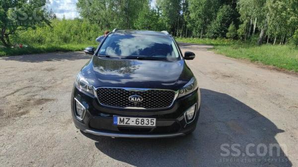 Black Kia Sorento 2015 in Daugavpils, with an engine capacity of 2.20 L and mileage of 300 thousand km for 11800 €, photo 3 on AUTOMOTO.COM.LV