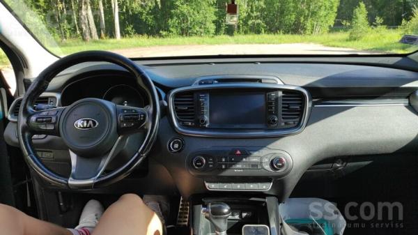 Black Kia Sorento 2015 in Daugavpils, with an engine capacity of 2.20 L and mileage of 300 thousand km for 11800 €, photo 4 on AUTOMOTO.COM.LV
