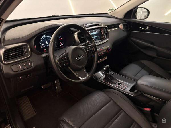 Black Kia Sorento 2015 in Marijampole, with an engine capacity of 2.20 L and mileage of 251 thousand km for 12750 €, photo 2 on AUTOMOTO.COM.LV