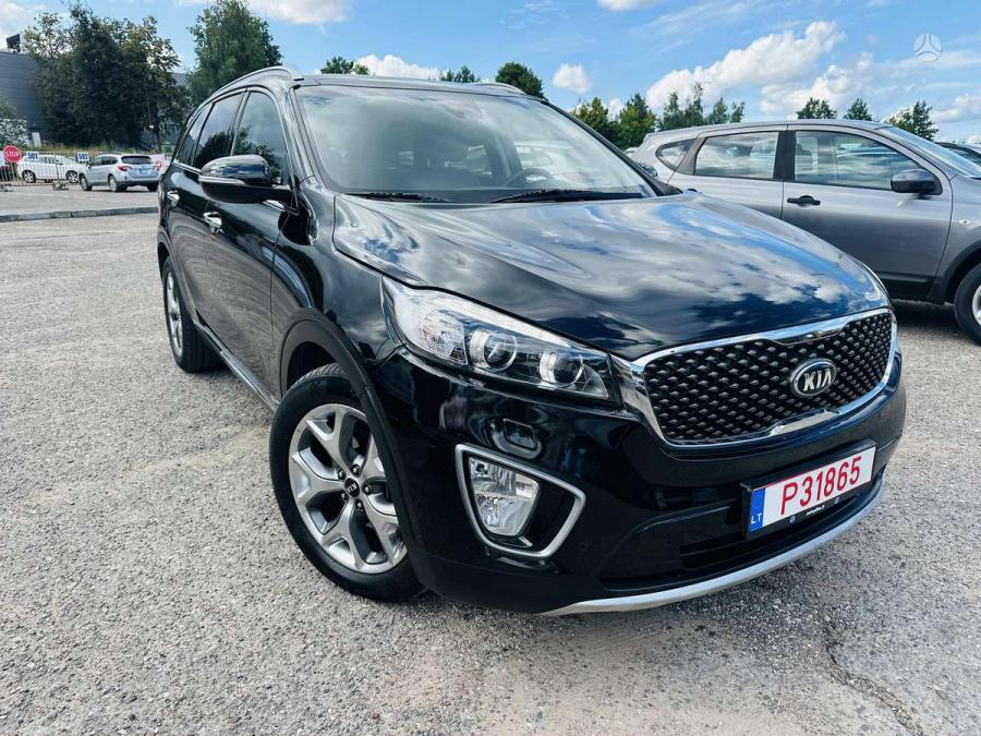 Black Kia Sorento 2015 in Alytus, with an engine capacity of 2.20 L and mileage of 150 thousand km for 13900 €, photo 1 on AUTOMOTO.COM.LV
