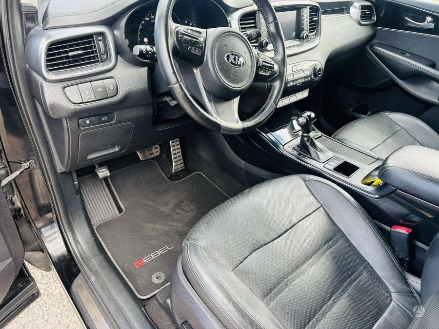 Black Kia Sorento 2015 in Alytus, with an engine capacity of 2.20 L and mileage of 150 thousand km for 13900 €, photo 8 on AUTOMOTO.COM.LV