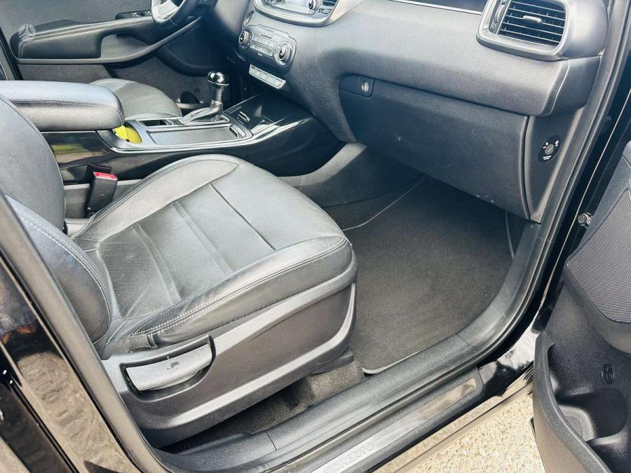 Black Kia Sorento 2015 in Alytus, with an engine capacity of 2.20 L and mileage of 150 thousand km for 13900 €, photo 9 on AUTOMOTO.COM.LV
