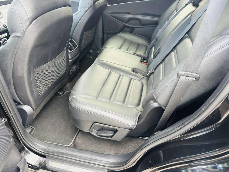 Black Kia Sorento 2015 in Alytus, with an engine capacity of 2.20 L and mileage of 150 thousand km for 13900 €, photo 11 on AUTOMOTO.COM.LV