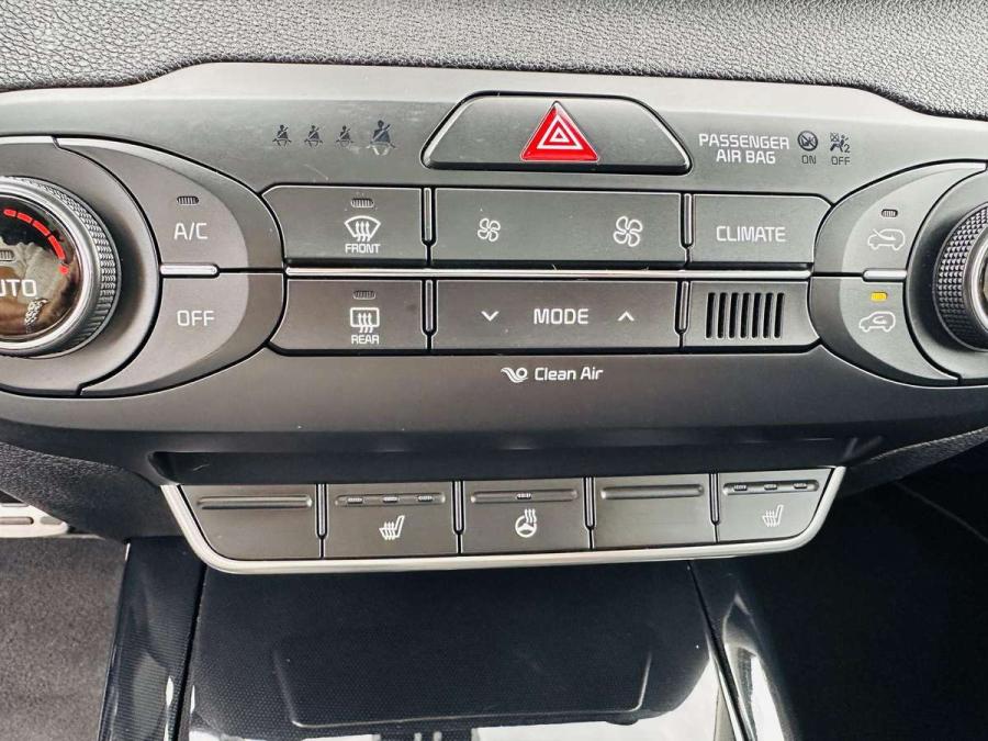 Black Kia Sorento 2015 in Alytus, with an engine capacity of 2.20 L and mileage of 150 thousand km for 13900 €, photo 17 on AUTOMOTO.COM.LV
