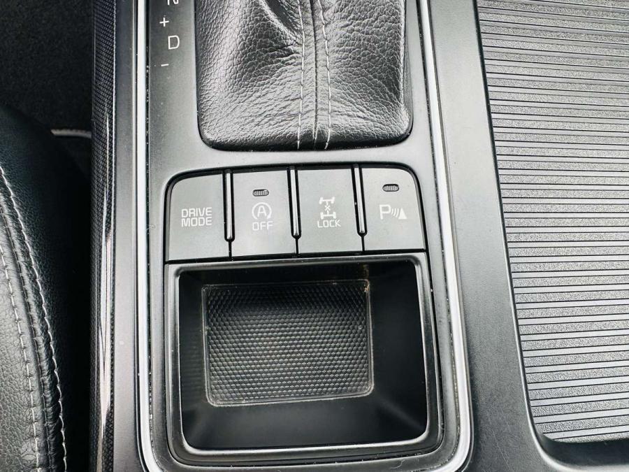 Black Kia Sorento 2015 in Alytus, with an engine capacity of 2.20 L and mileage of 150 thousand km for 13900 €, photo 18 on AUTOMOTO.COM.LV
