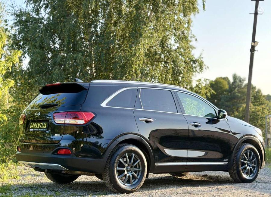 Black Kia Sorento 2015 in Siauliai, with an engine capacity of 2.20 L and mileage of 210 thousand km for 15950 €, photo 5 on AUTOMOTO.COM.LV