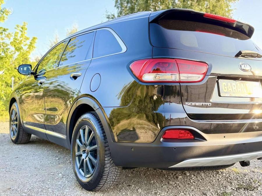 Black Kia Sorento 2015 in Siauliai, with an engine capacity of 2.20 L and mileage of 210 thousand km for 15950 €, photo 8 on AUTOMOTO.COM.LV