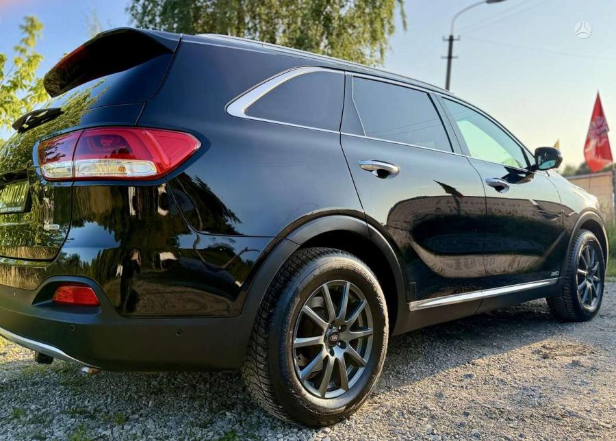 Black Kia Sorento 2015 in Siauliai, with an engine capacity of 2.20 L and mileage of 210 thousand km for 15950 €, photo 9 on AUTOMOTO.COM.LV