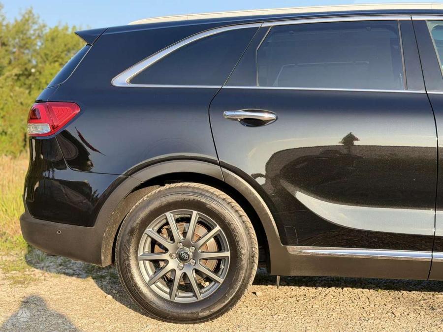 Black Kia Sorento 2015 in Siauliai, with an engine capacity of 2.20 L and mileage of 210 thousand km for 15950 €, photo 10 on AUTOMOTO.COM.LV
