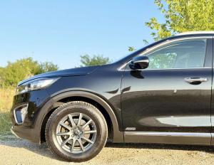 Black Kia Sorento 2015 in Siauliai, with an engine capacity of 2.20 L and mileage of 210 thousand km for 15950 €, photo 12 on AUTOMOTO.COM.LV