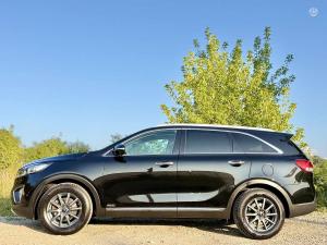 Black Kia Sorento 2015 in Siauliai, with an engine capacity of 2.20 L and mileage of 210 thousand km for 15950 €, photo 14 on AUTOMOTO.COM.LV