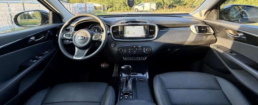 Black Kia Sorento 2015 in Siauliai, with an engine capacity of 2.20 L and mileage of 210 thousand km for 15950 €, photo 28 on AUTOMOTO.COM.LV