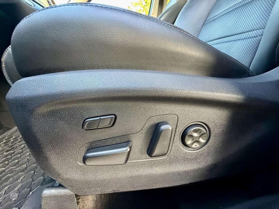 Black Kia Sorento 2015 in Siauliai, with an engine capacity of 2.20 L and mileage of 210 thousand km for 15950 €, photo 31 on AUTOMOTO.COM.LV