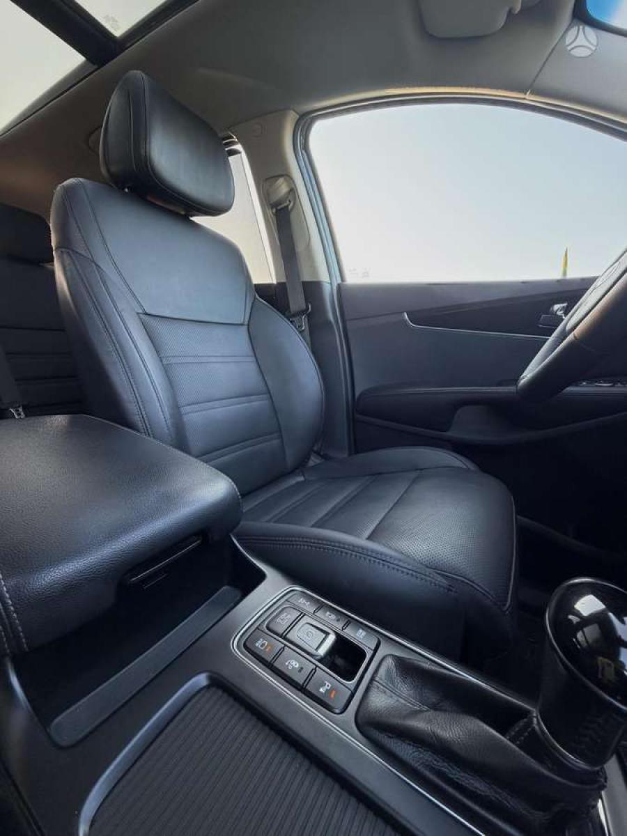 Black Kia Sorento 2015 in Siauliai, with an engine capacity of 2.20 L and mileage of 210 thousand km for 15950 €, photo 32 on AUTOMOTO.COM.LV