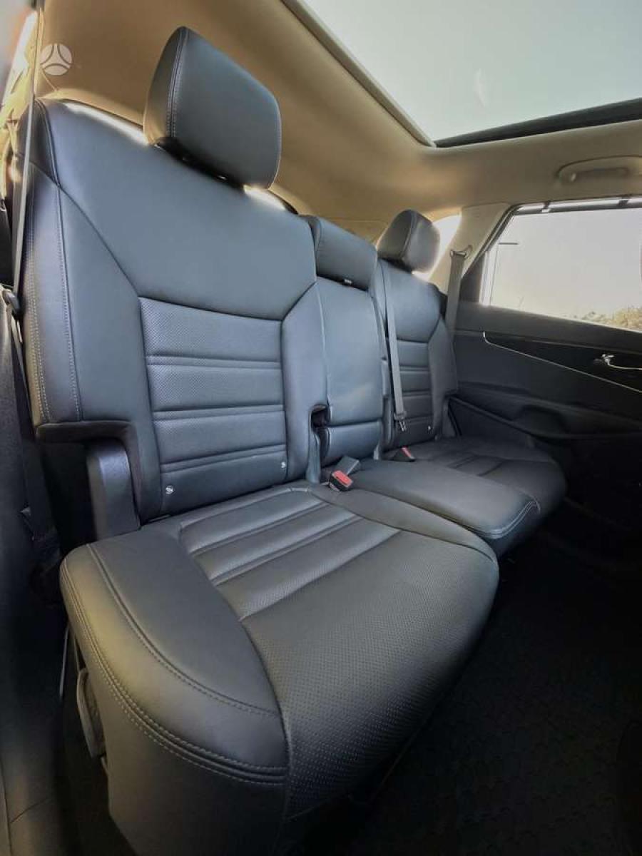 Black Kia Sorento 2015 in Siauliai, with an engine capacity of 2.20 L and mileage of 210 thousand km for 15950 €, photo 34 on AUTOMOTO.COM.LV
