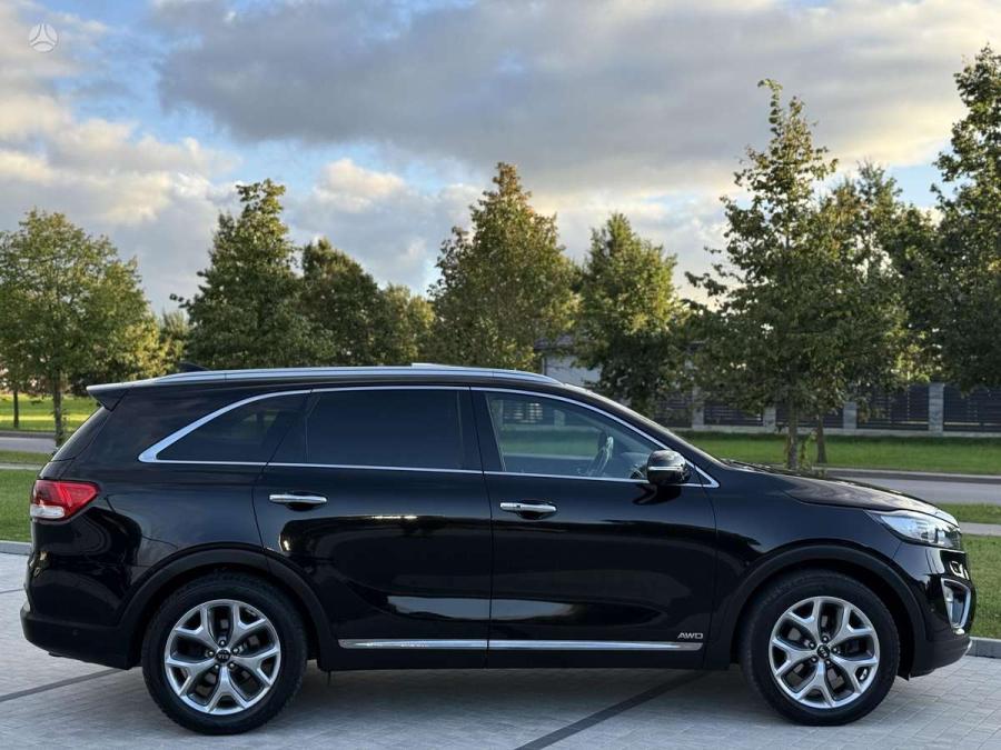 Black Kia Sorento 2015 in Siauliai, with an engine capacity of 2.20 L and mileage of 248 thousand km for 15950 €, photo 5 on AUTOMOTO.COM.LV