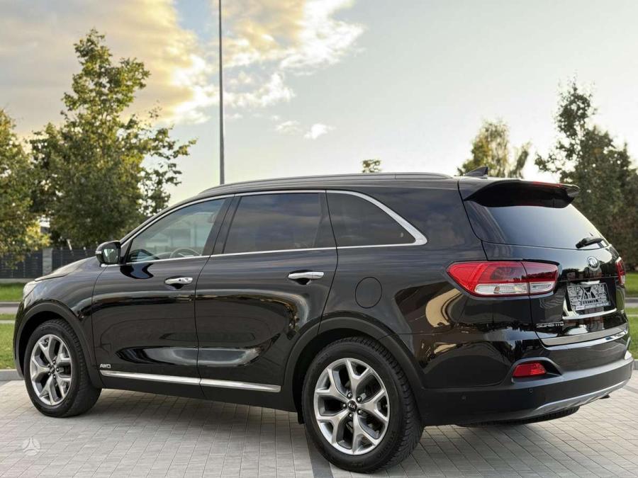 Black Kia Sorento 2015 in Siauliai, with an engine capacity of 2.20 L and mileage of 248 thousand km for 15950 €, photo 6 on AUTOMOTO.COM.LV