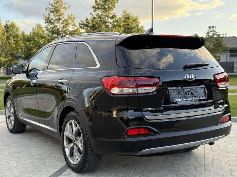 Black Kia Sorento 2015 in Siauliai, with an engine capacity of 2.20 L and mileage of 248 thousand km for 15950 €, photo 8 on AUTOMOTO.COM.LV