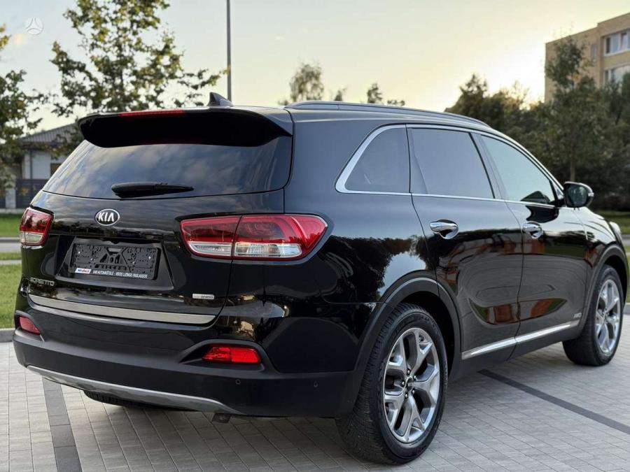 Black Kia Sorento 2015 in Siauliai, with an engine capacity of 2.20 L and mileage of 248 thousand km for 15950 €, photo 9 on AUTOMOTO.COM.LV