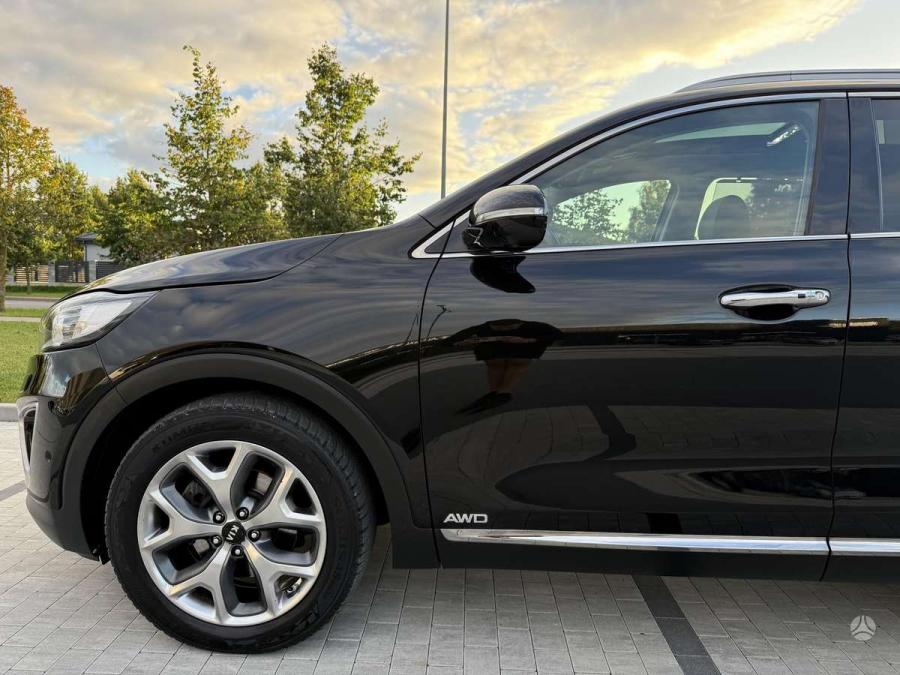 Black Kia Sorento 2015 in Siauliai, with an engine capacity of 2.20 L and mileage of 248 thousand km for 15950 €, photo 14 on AUTOMOTO.COM.LV
