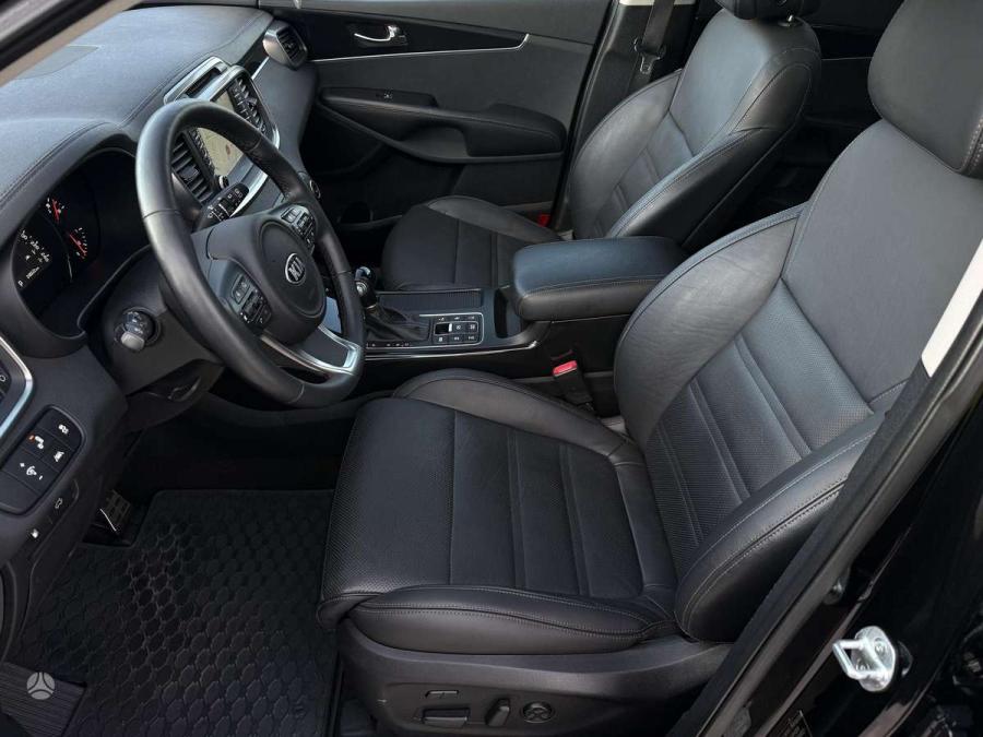 Black Kia Sorento 2015 in Siauliai, with an engine capacity of 2.20 L and mileage of 248 thousand km for 15950 €, photo 18 on AUTOMOTO.COM.LV